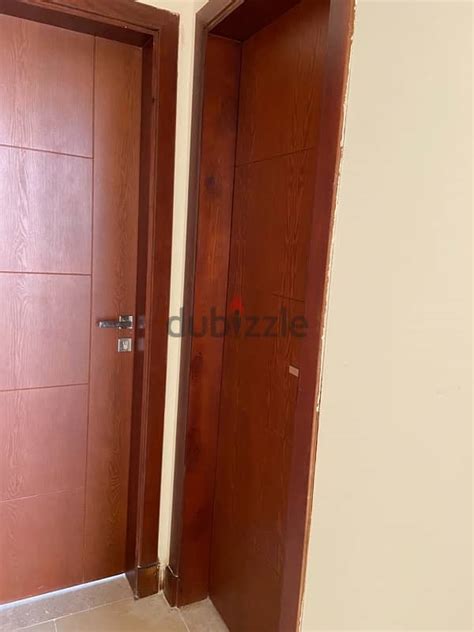 أبواب خشب للغرف وباب شقة مدهونة شامل كل الاكسسوارات لم يتم تركيبهم