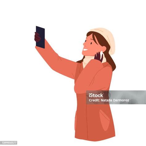 추운 날씨에 스마트 폰으로 셀카 사진을 찍고 있는 소녀 따뜻한 코트와 베레모를 입은 여성 감기와 독감에 대한 스톡 벡터 아트 및 기타 이미지 감기와 독감 벡터 사람들