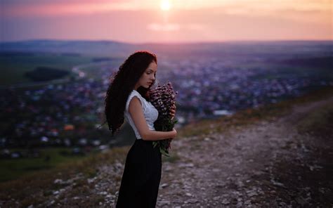 Картинки девушка длинные волосы букет цветы на природе высота фотограф Anton