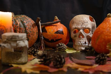 어두운 배경에 세라믹 두개골 호박 촛불과 단풍 할로윈 배경 복사 공간 불타는 촛불 가을 단풍에 대한 스톡 사진 및 기타 이미지 가을 단풍 감정 계절 Istock