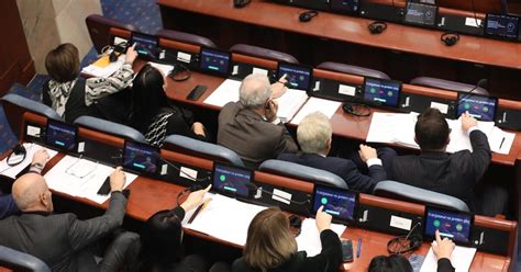 Пратениците ги изгласаа законските измени возачките дозволи без „Северна“ ќе важат до 31 декември