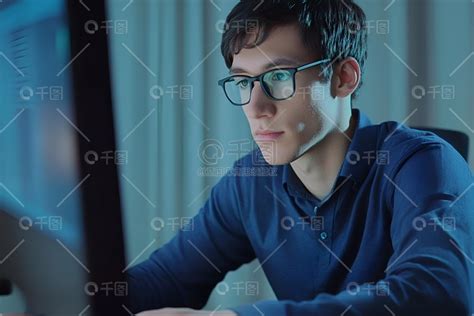 程序员ai数字艺术 程序员职场白领办公电脑前专心工作商业照片 Ai人像免费下载png格式4032像素编号71416050 千图网