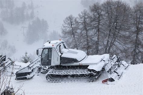 폭설에 눈을 그루 밍 기계를 주차 하 고 스키 슬로프의 준비에 대 한 준비 프렌치 알프스의 겨울 스키 리조트 라 플 라뉴 0명에 대한 스톡 사진 및 기타 이미지 Istock