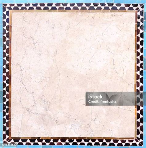 기하학적 장식품이있는 전통적인 페르시아 모자이크 벽의 세부 사항 이란 세라믹 타일이있는 정사각형 프레임 0명에 대한 스톡 사진 및 기타 이미지 Istock