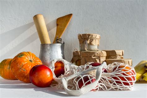 화창한 날에는 그림자가 있는 밝은 테이블에 과일과 채소를 곁들인 에코 쇼핑백 에코 수납 및 쇼핑 제로 폐기물 플라스틱 무료 부엌에 대한 스톡 사진 및 기타 이미지 Istock