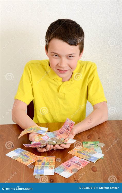 Menino Que Mostra Orgulhosamente Seu Dinheiro Foto De Stock Imagem De Posse Conceito 72389618