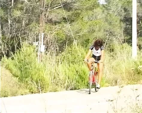 苗条的德国辣妹在路边被插菊花 Xhamster