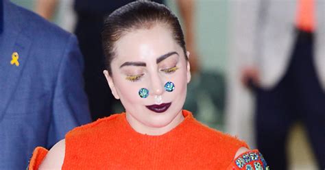 [포토엔]레이디 가가 한손에는 태극기 가슴에는 노란리본