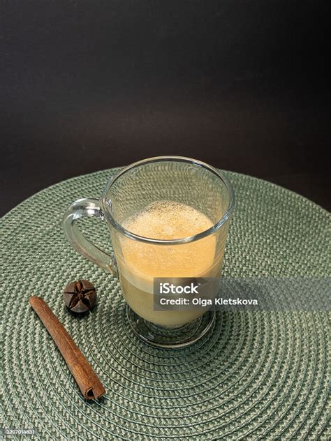 커피 한 잔 우유 거품과 향신료를 곁들인 라떼 또는 모카 유리 투명 머그잔 검은 배경 0명에 대한 스톡 사진 및 기타 이미지 Istock