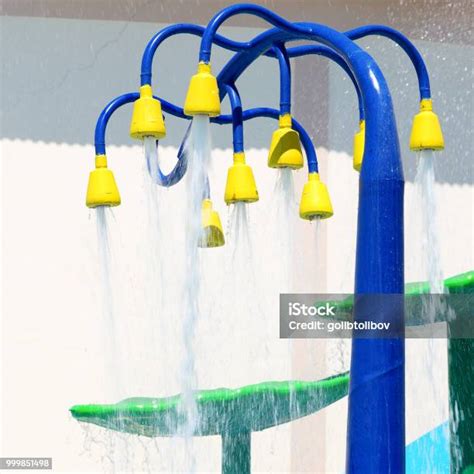 스플래시 패드 또는 Sprayground 수영장 워터 파크 아이 들 어린이 활동 배경 개념에 대 한에 거기 어린이 아쿠아 공원에 분수입니다 뜨거운 여름입니다 여름 휴가 개념