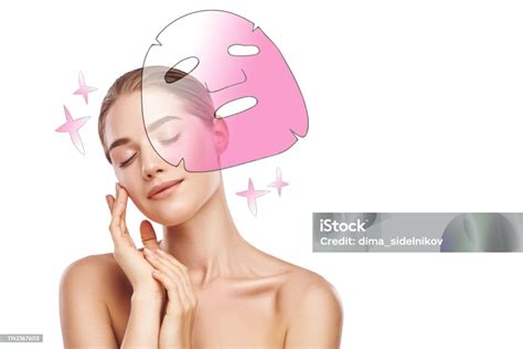 나는 스파 절차를 사랑 해요 아름 다운 젊은 여성이 그녀의 깨끗 하 고 신선한 피부를 만지고 그녀의 얼굴에 화장품 마스크를 적용 할 준비가 되어 있습니다 미용 트리트먼트