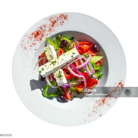 양파 피망 페타 치즈 토마토 올리브를 흰 배경으로 분리한 신선한 그리스 샐러드 맨 위 보기입니다 건강관리와 의술에 대한 스톡