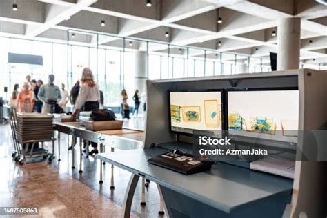 수하물 보안 Xray 기계의 선택적 초점 샷 공항에 대한 스톡 사진 및 기타 이미지 공항 보안 직원 보안 Istock