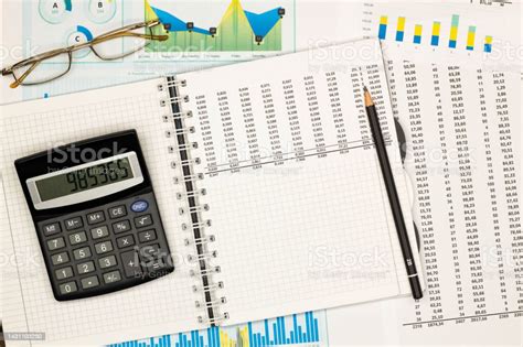 탑 뷰 사무실 테이블 책상 재무 보고서 플랫 레이 비즈니스 사무용품 숫자 및 빈 종이 펜 안경 계산기가 있는 작업 공간 텍스트