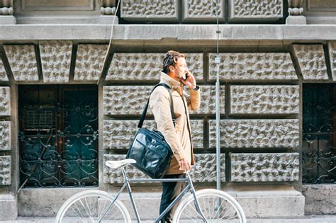 통 학 통 학 도시에서 자전거를 추진 하는 휴대 전화에 대 한 얘기 하는 사업 가방에 대한 스톡 사진 및 기타 이미지 가방 가을 걷기 Istock