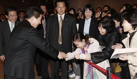 [노무현사료관] [beautiful Life 콘서트에서 관람객들과 악수하는 노무현 대통령]