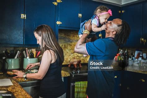 혼혈 가족과 한 명의 아기 자녀가 있는 가정에서의 가정 생활 가족에 대한 스톡 사진 및 기타 이미지 가족 아침 가사 집안일 Istock