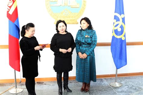 АЙМГИЙН ИТХТ ИЙН НАРИЙН БИЧГИЙН ДАРГА Р ТУНГАЛАГ ЭРДЭНЭ Ю БОЛОРСАЙХАНД ТӨРИЙН ДЭЭД ОДОН МЕДАЛИЙГ