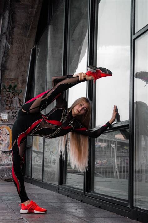 На фото танцівник Анна мария Любимова Lemon Agency