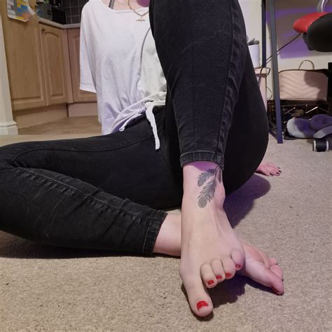 I Never Thought I D Like Red Toe Nails But I Am Totally Digging This Colour Scrolller