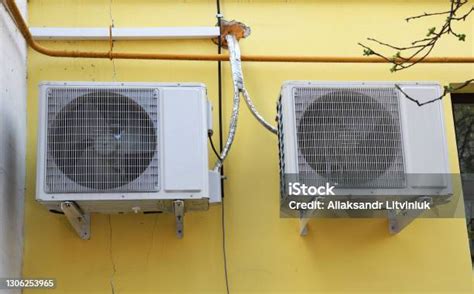 건물 외부의 에어컨 집에 공기 환기 시스템 기후 장비 에어컨의 설치 및 유지 보수 방에 유리한 소기후를 만드는 0명에 대한 스톡 사진 및 기타 이미지 Istock