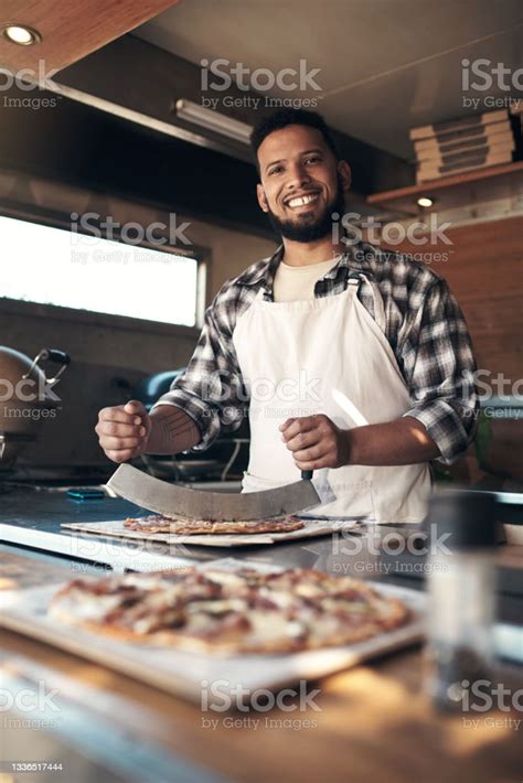 잘 생긴 젊은 남자의 샷 서 서 그의 레스토랑에서 테이크 아웃에 대 한 갓 만든 피자를 준비 푸드 트럭에 대한 스톡 사진 및