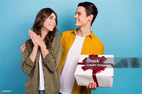 예쁜 귀여운 미소 커플 포옹 서로를 보고 감싸인 선물 여자 친구와 남자 친구 결혼 일 파란색 배경에 고립 된 사진 20 24세에 대한 스톡 사진 및 기타 이미지 Istock