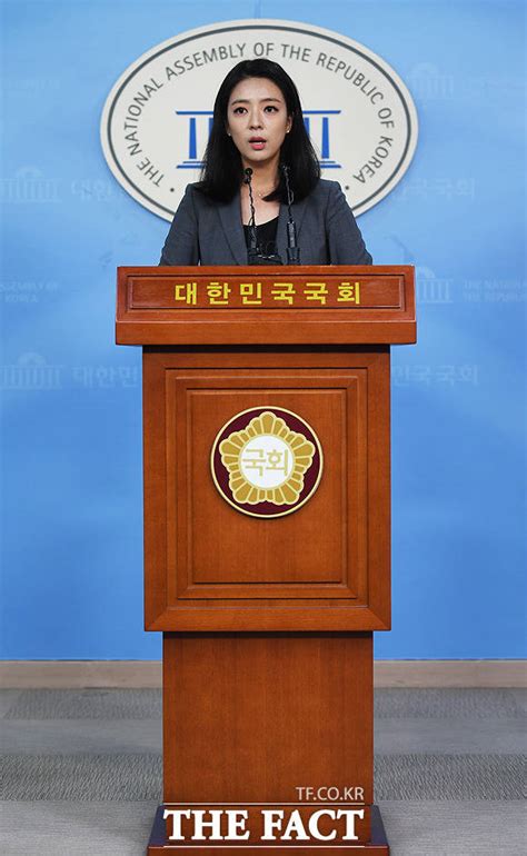 [tf포토] 배현진 자유한국당 비대위 대변인 깔끔한 브리핑 포토 기사 더팩트