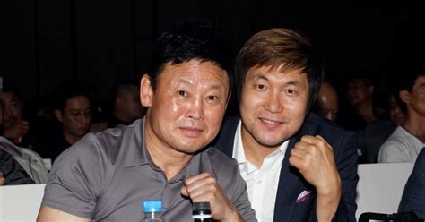 [스포츠경향 포토]포즈취하는 유명우 전 챔프와 이용복 맥스fc 대표