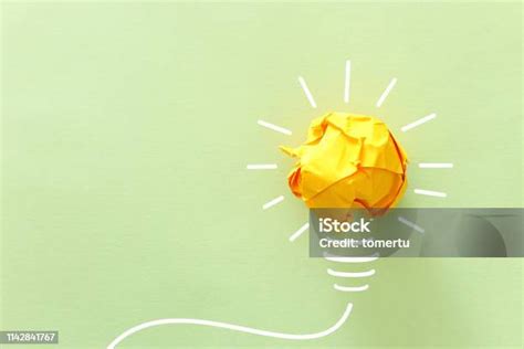 성공적인 아이디어 구겨진 종이와 전구 스케치 브레인 스토밍과 창조적 인 생각의 개념 이미지 교육에 대한 스톡 사진 및 기타 이미지 Istock