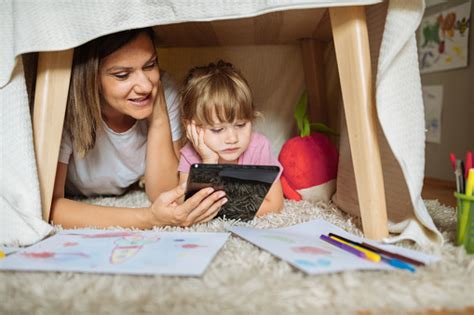 어머니와 세 살 짜리 소녀 재생 에 은신처 에 집에서 그리고 보고 디지털 태블릿 2 3 살에 대한 스톡 사진 및 기타 이미지 2 3 살 2명 30 39세 Istock
