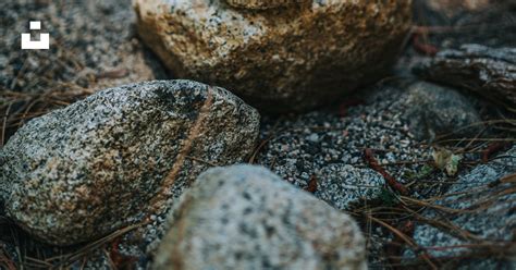 회색과 갈색 돌 더미 사진 Unsplash의 무료 웰빙 이미지