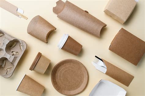 평평한 침대의 상단 전망 노란색 배경에 환경 친화적 인 종이 기구 및 포장 플라스틱을 대체하기 위해 생분해 성 물질을 사용하는 개념 컵에 대한 스톡 사진 및 기타 이미지