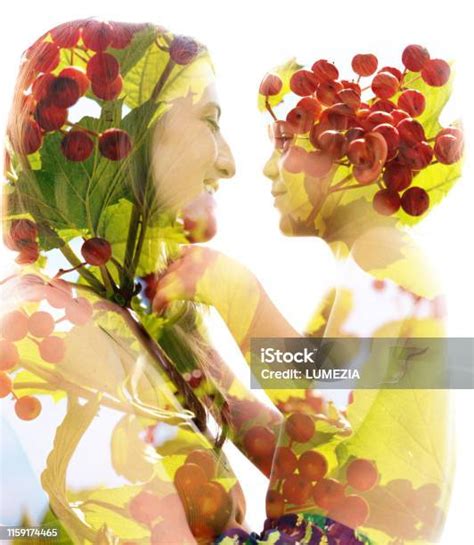 무성한 밝은 녹색 잎과 붉은 과일과 함께 그의 어머니에 의해 포옹 어린 아이의 이중 노출 초상화 다중 노출에 대한 스톡 사진 및 기타 이미지 Istock