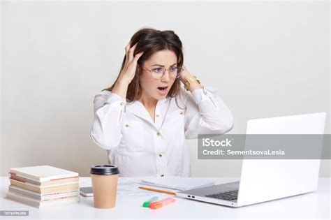 공황 랩톱 컴퓨터의 화면에 놀된 표정으로 쳐다 보고 의아해 젊은 유럽 여성 학생 마감 작업 아로마 테이크 아웃 커피 음료 시험에 대 한 준비 고름에 대한 스톡 사진 및 기타