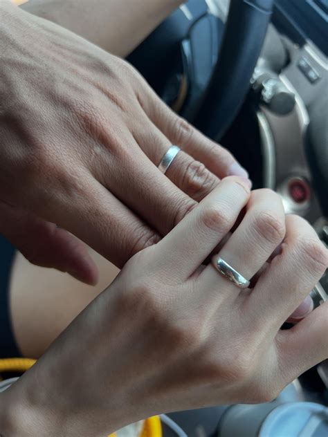 나 결혼할때 다이아 안하고 부쉐론 웨딩링 했는데 그거 마저 걸리적 거려서 Ost 가서 3만원짜리 실버링 사서 남표니랑 커플링 끼고 다니거든 결혼6년차 지금까지는 너무