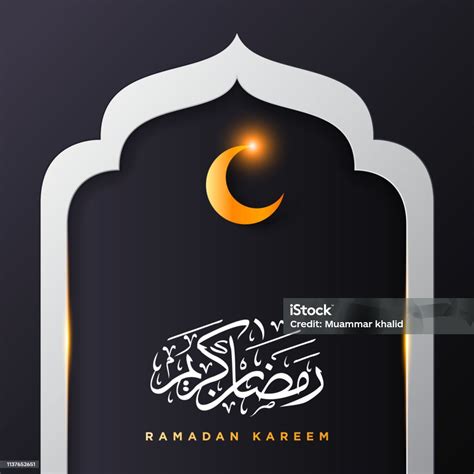 아트 페이퍼 컷 스타일 반짝이는 달과 아랍어 붓글씨 텍스트와 라마단 카림 벡터 인사말 배너 배경을 위한 이슬람 모스크 문 크리