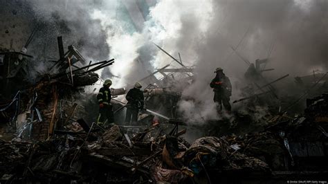 Более 10 человек погибли после ночного удара по Запорожью Dw 09 10 2022