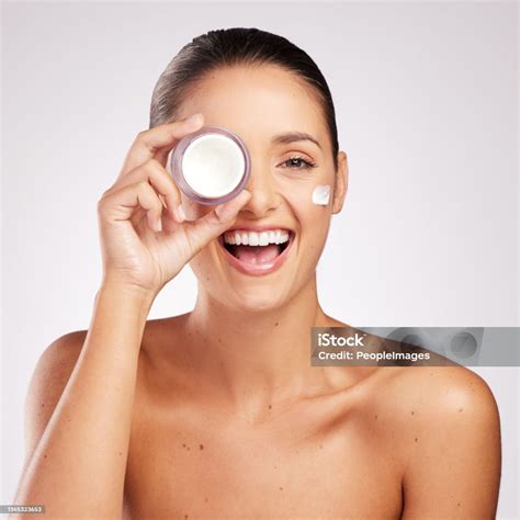 스튜디오 배경에 대한 그녀의 얼굴에 모이스처라이저를 적용 매력적인 젊은 여성의 샷 20 24세에 대한 스톡 사진 및 기타 이미지 20 24세 가꿔주기 가리기 Istock