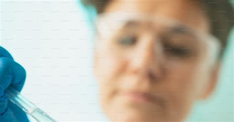 다른 액체를 떨어뜨리면서 액체 물질이 담긴 페트리 접시 위에 플라스틱 피펫을 들고 있는 여성 실험실 작업자의 장갑을 낀 손 사진 Unsplash의 건강 검진 이미지