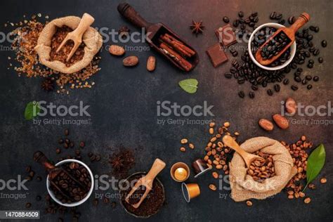 다양한 구운 커피 콩과 풍미 있는 재료로 커피 배경이 어두운 돌 배경에 맛있는 커피를 준비합니다 0명에 대한 스톡 사진 및 기타 이미지 Istock
