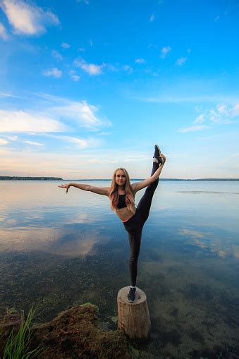 금발의 여자 서 서 하 고 야외에서 호수에서 그 루터 기에 분할 요가 자연 개념입니다 가냘픈에 대한 스톡 사진 및 기타 이미지 가냘픈 강 건강한 생활방식 Istock