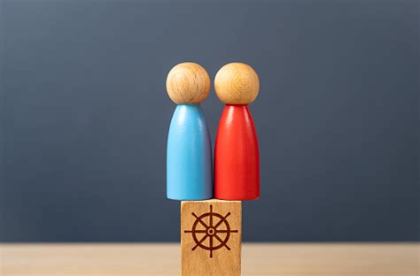 두 명의 리더가 리더십 위치를 공유합니다 종속 권력 권력과 통제를 위한 투쟁 의사 결정의 협력 및 조정 당사자 및 이해 관계의 충돌 0명에 대한 스톡 사진 및 기타 이미지