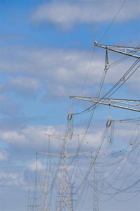 Безкоштовне стокове фото блакитне небо вежі вертикальний висока напруга влада денний час