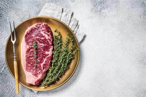 백리향과 함께 요리되지 않은 생 뉴욕 쇠고기 스테이크 흰색 배경 상단 보기 공간 복사 0명에 대한 스톡 사진 및 기타 이미지 0명 Entrecôte 건강한 식생활