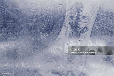 얼어 붙은 창에 겨울 얼음 패턴입니다 텍스처 텍스트 삽입을 위한 배경입니다 새해 테마입니다 겨울 감기 0명에 대한 스톡 사진 및