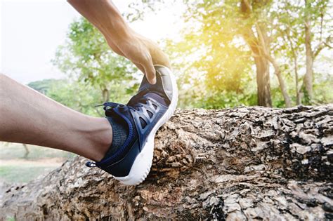조깅 하기 전에 워밍업 공원에서 연습을 하 고 매력적인 젊은 남자의 이미지를 자른 건강한 생활방식에 대한 스톡 사진 및 기타 이미지 건강한 생활방식 길이 남자