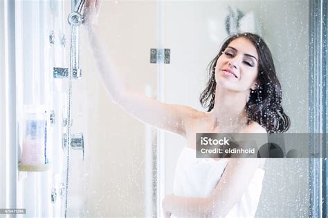 Wanita Berambut Cokelat Cantik Mandi Mandi Dan Menikmati Mandi Foto