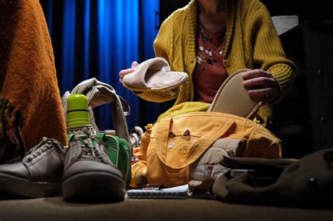 여자는 국내 방에서 바닥에 앉아 도로 여행을 위해 수하물을 포장 가방에 대한 스톡 사진 및 기타 이미지 가방 가정 생활 가정의 방 Istock