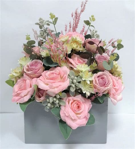 Декоративна композиція зі штучних квітів в деревяному кашпо конверті низькі ціни кредит